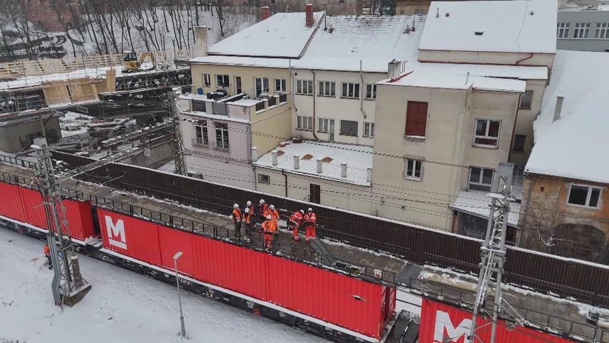 Vlaky v Roudnici strhávaly trakční vedení. Železničáři už pracují na ...
