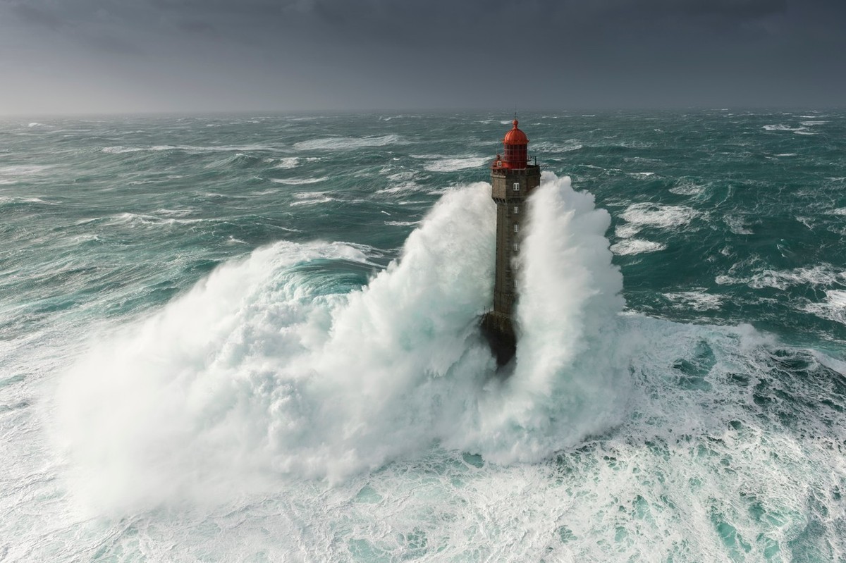 FOTOGALERIE: Obří vlna spolkla námořní maják u Francie... | TN.cz