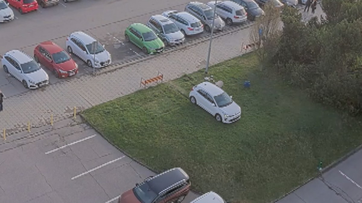 Senior bez řidičského oprávnění naboural do nemocnice. Spletl si brzdu ...