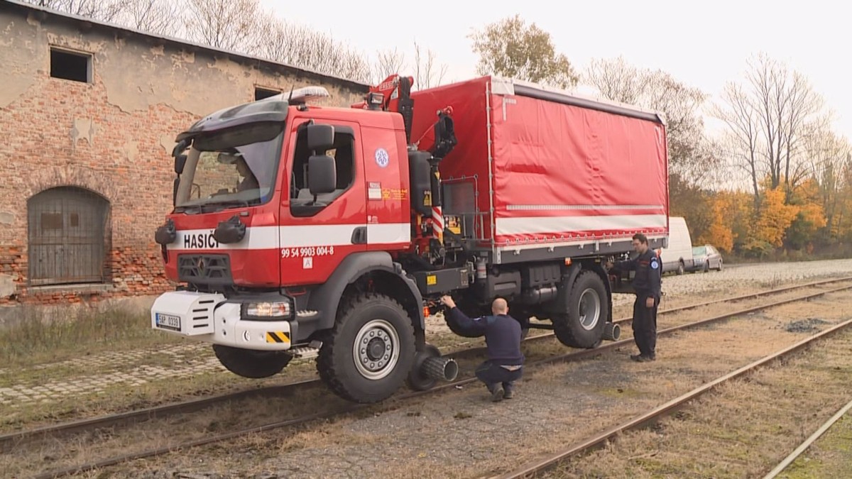 Auto nebo lokomotiva? Hasičský speciál zvládá silnici i koleje | TN.cz