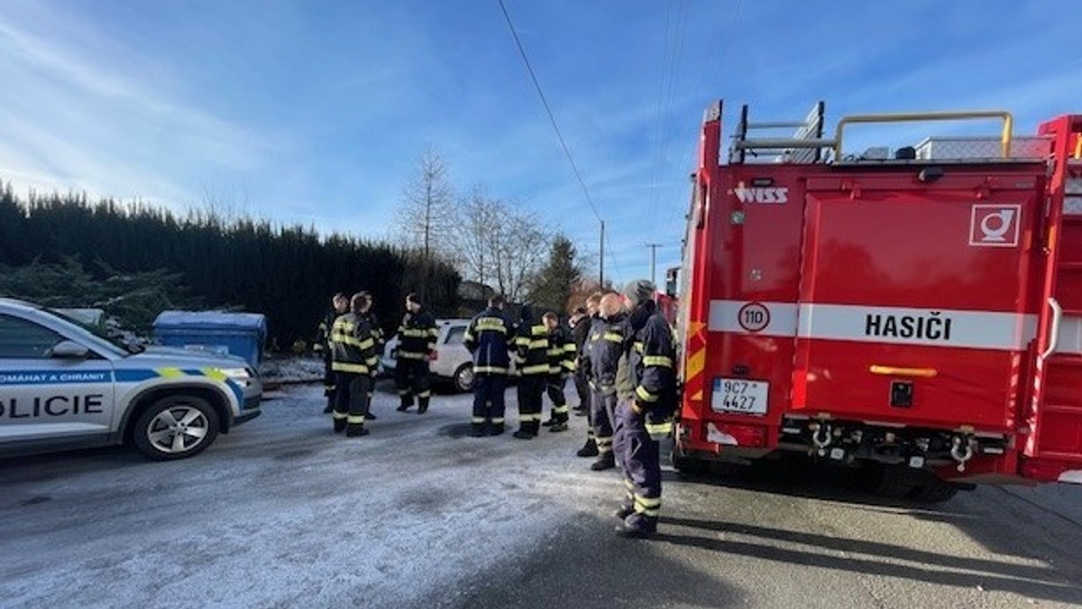 Rozsáhlá akce: Po seniorovi policisté pátrali 12 hodin. Našli ho opřeného o plot | TN.cz