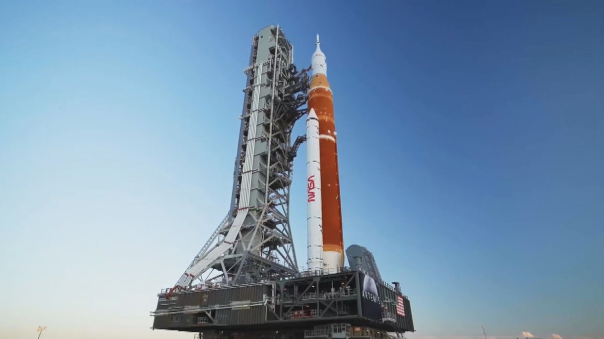 Program Artemis má vyslat na Měsíc první ženu. Zkušební raketa ...