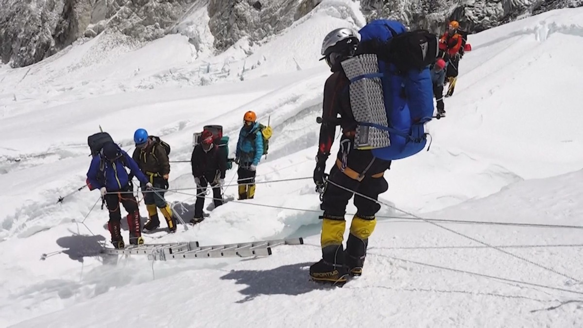 První lidé na Mount Everest vylezli před 70 lety. Nejvyšší hora má ...