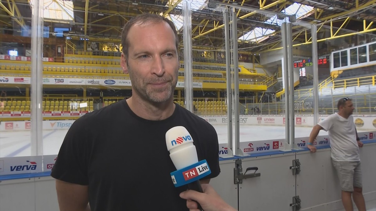 Hokejem jsem si splnil sen, říká Petr Čech. Fotbalová helma ale byla ...