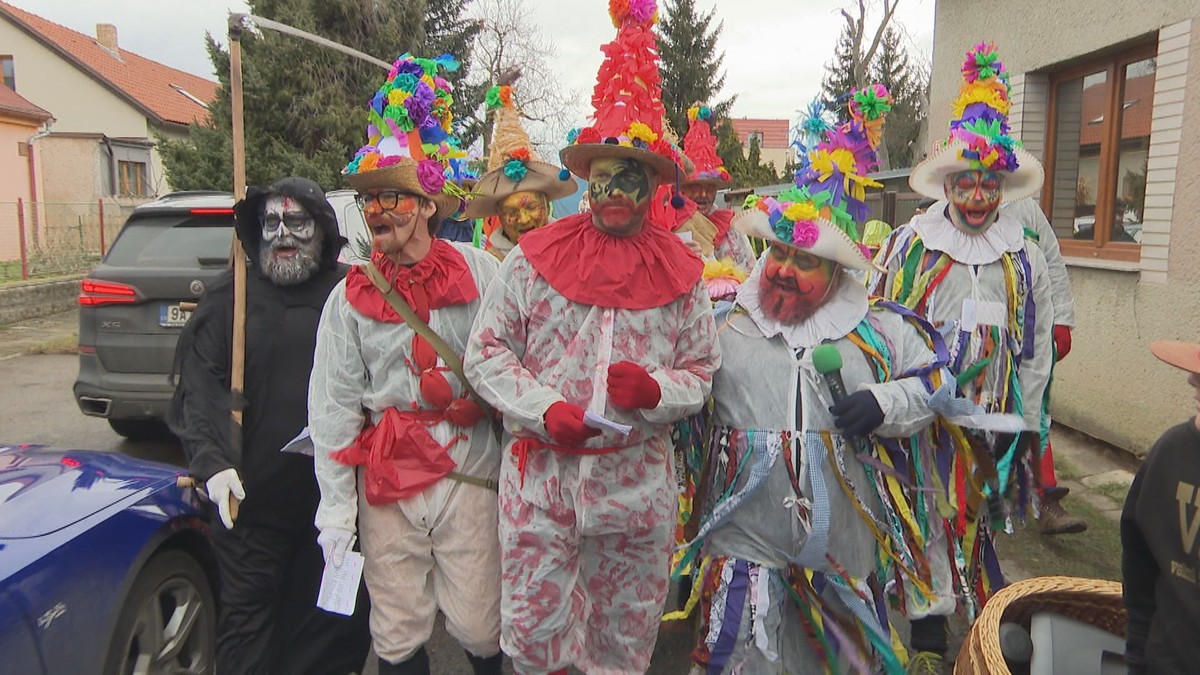 Masopust je v plném proudu. Česká města i obce ovládly maškary a hody ...