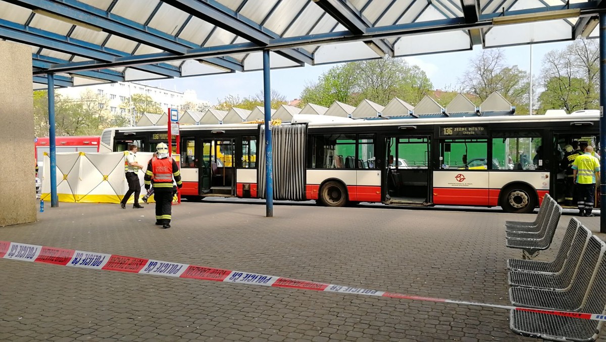 Chodce v Praze zabil autobus, jeho příbuzný se na to díval! | TN.cz