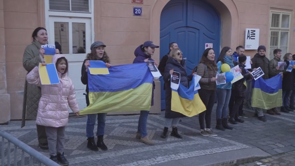 Situace před americkou ambasádou v Praze | TN.cz