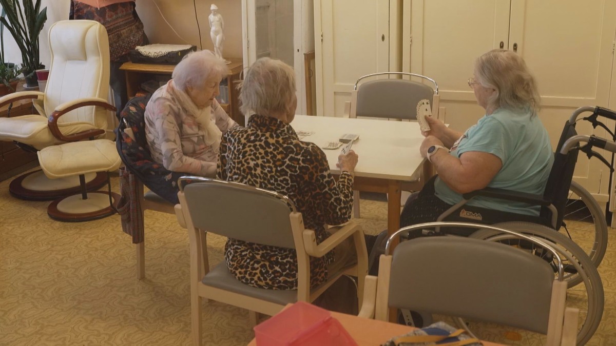 Domovy důchodců ve městech nemají kapacitu. Na místo se čeká i 10 ...