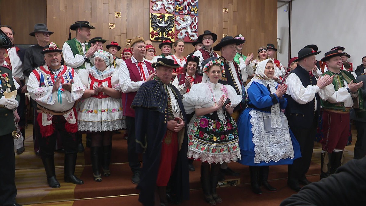 Poslanci v netradičním oblečení. Ve Sněmovně jednali v krojích | TN.cz