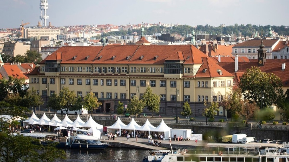 Ředitel Nemocnice Na Františku podal rezignaci. Měl šikanovat ...