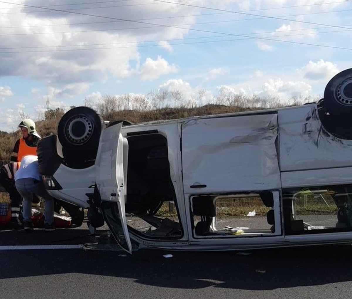 Hromadná nehoda uzavřela dálnici D8! Do rozsypaného nákladu najela ...