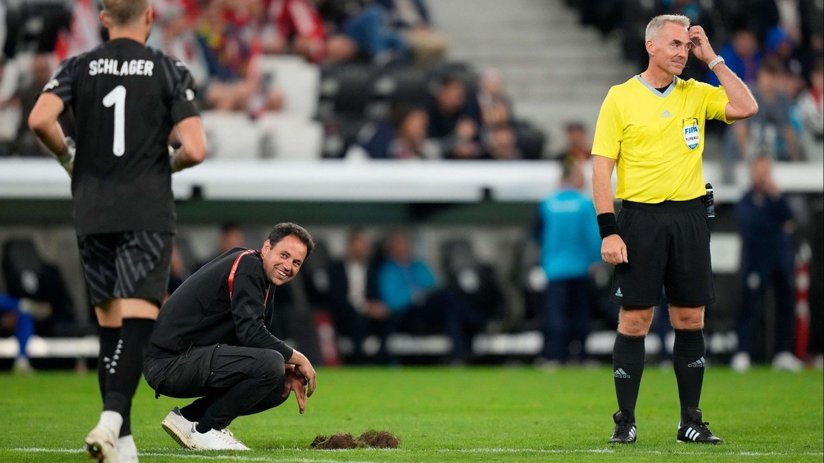 Kuriozita v Linci. Zápas kvalifikace o MS přerušila obří díra v hřišti ...
