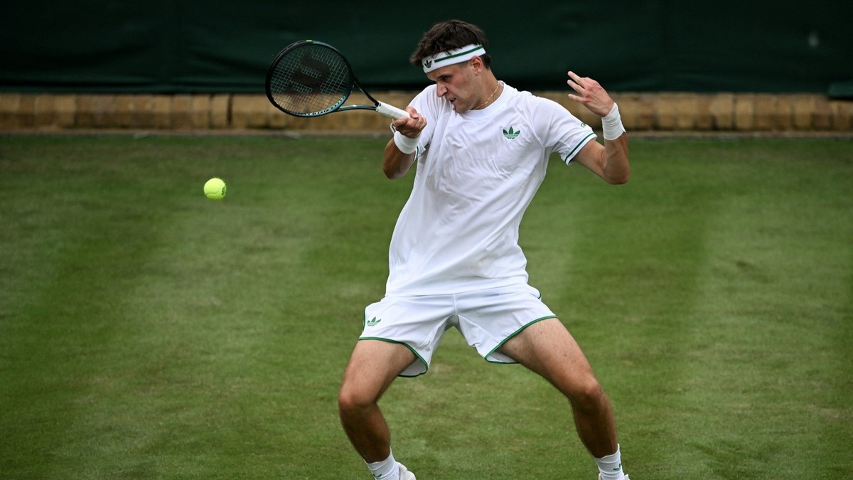 Zvolil špatné ubytování a teď se peče. Menšík se ve Wimbledonu chladí ...