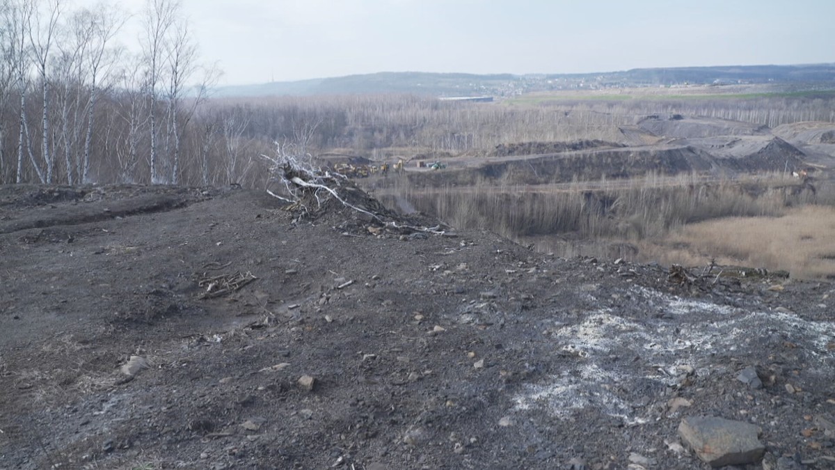 Firma měla na haldu navést stavební odpad místo zeminy. Hrozí jí ...