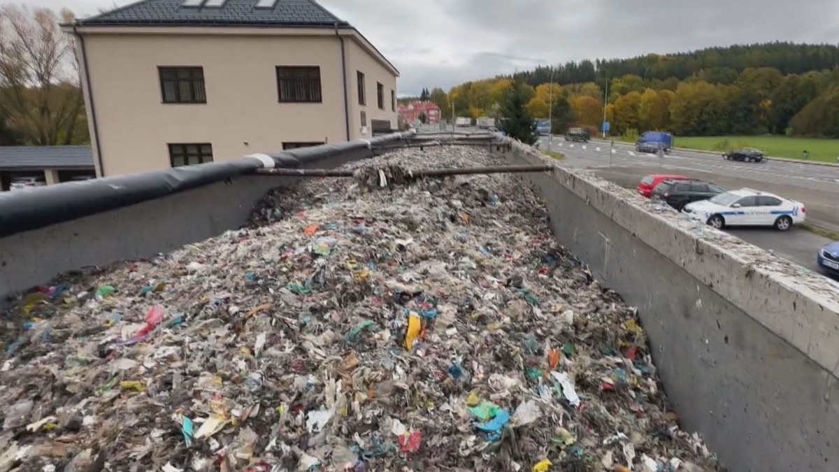 Kamion trousil nepořádek na silnici. Z Polska měl vézt plasty, byl ale ...