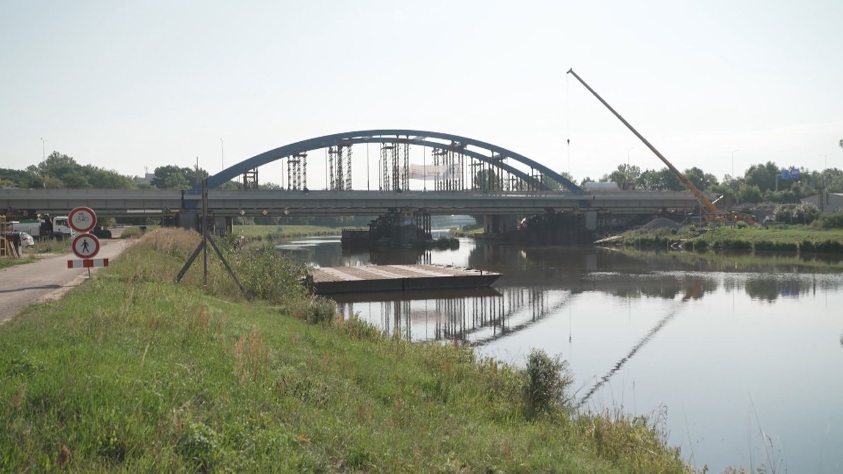 V Pardubicích mají nový železniční most. Vlaky ale stále jezdí po staré ...