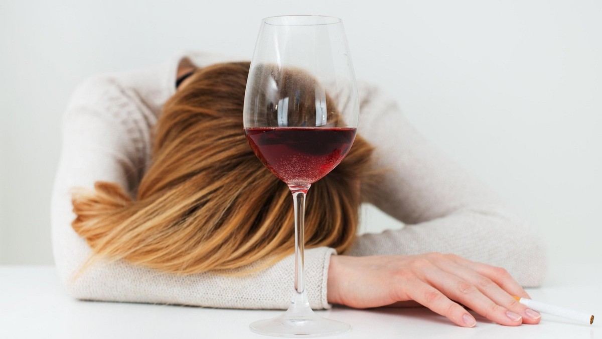 VIDEO: Nahá žena řádila u restaurace v Brně. Potom chtěla škrtit ...