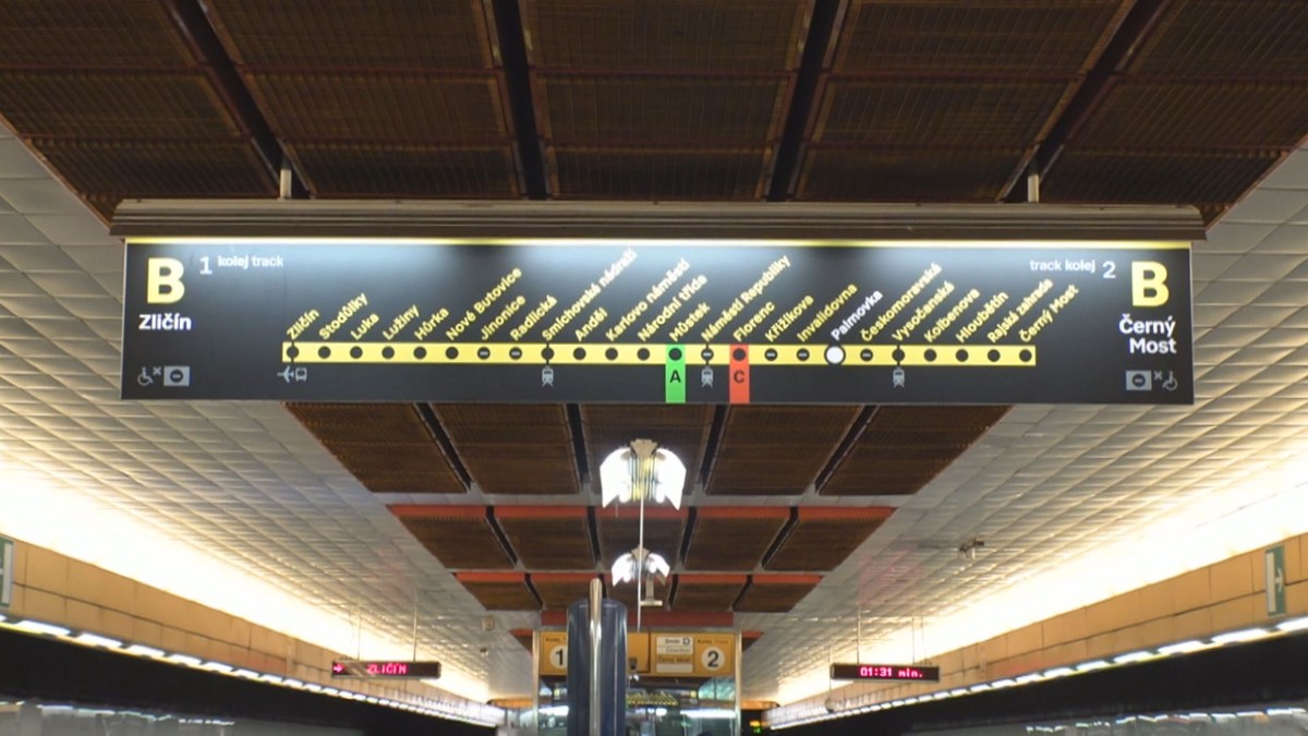 Pražská MHD bude mít nová grafická značení. Testována jsou v metru na ...
