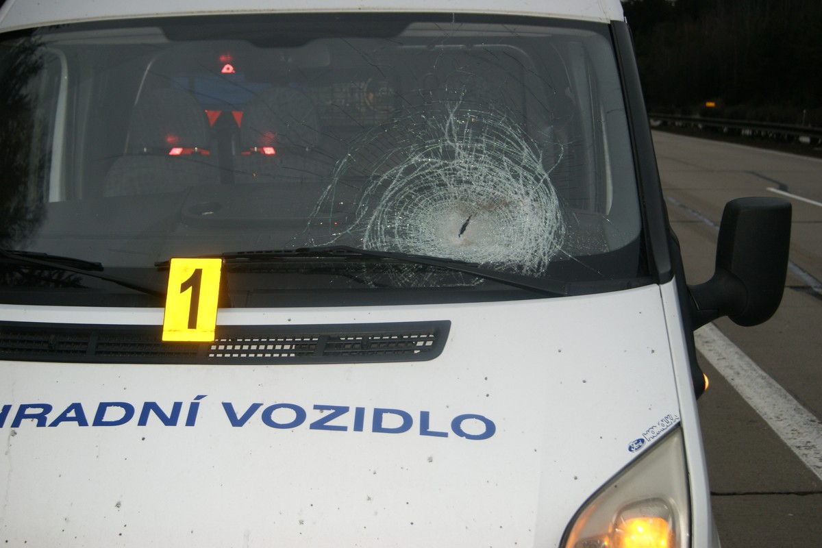 Pozor: Z mostu nad dálnicí D1 někdo házel kameny! Rozbil sklo | TN.cz