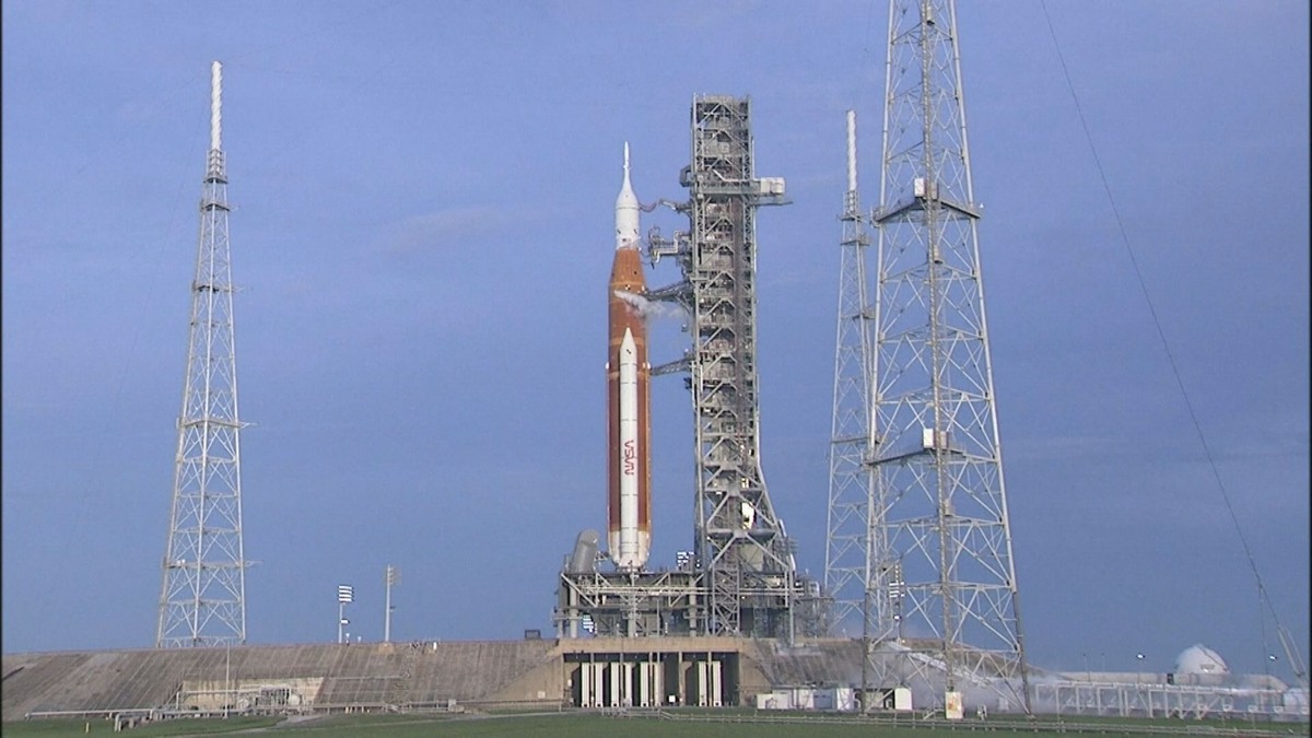 Start rakety, která měla letět na Měsíc, se odkládá. Objevily se ...