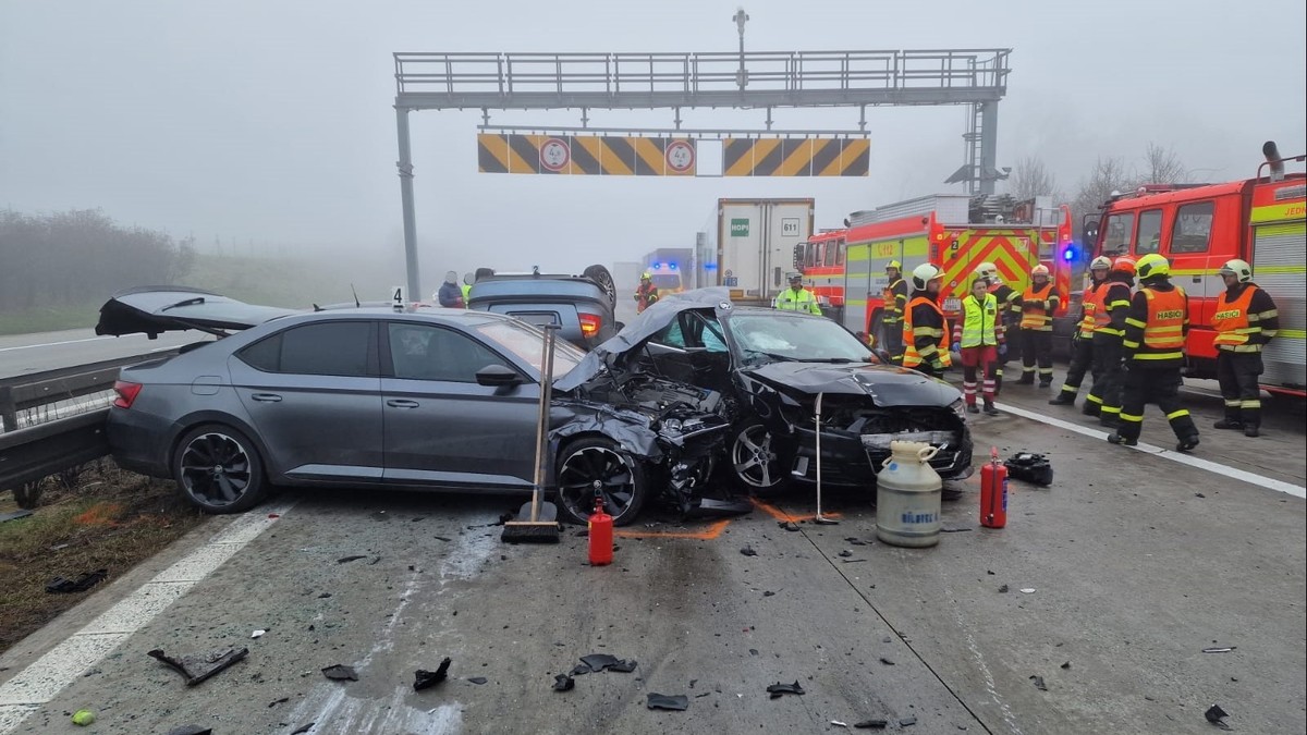 VIDEO: Děsivé záběry z dopravní nehody na D1. Bouralo 14 aut, sedm lidí ...
