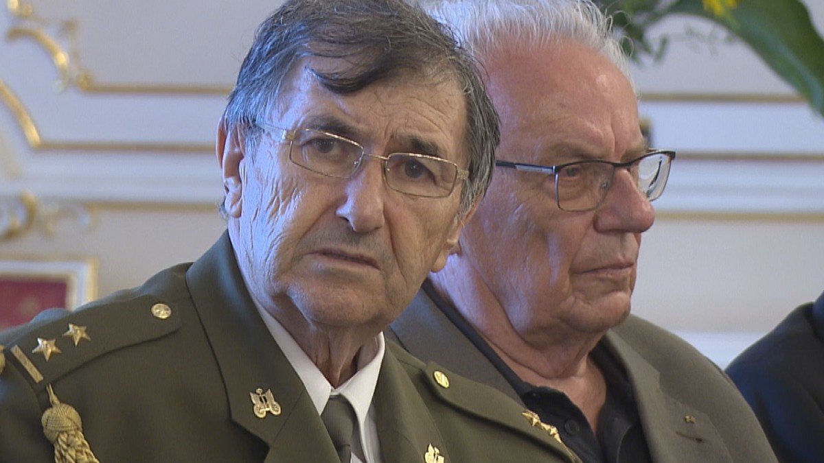 Zeman se setkal s bojovníky z druhé světové války. Vyjádřil jim respekt ...