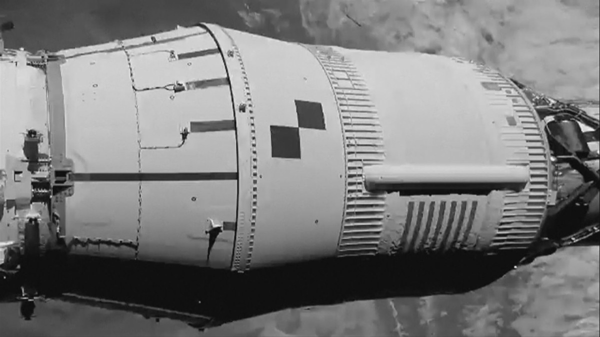 Mise Artemis I probíhá bez větších komplikací. Kapsle se přibližuje k ...