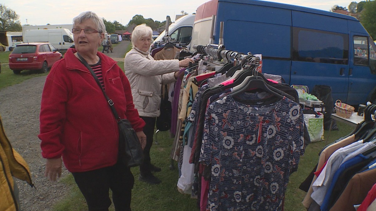 Na trhy a jarmarky jezdí i tisíce lidí. Nakoupit se tam dá mnohem levněji | TN.cz