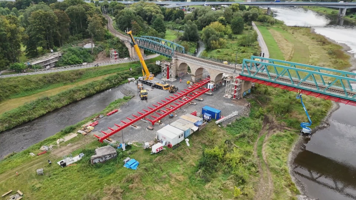 Velká podívaná v Děčíně. Jeden z nejsilnějších jeřábů tam usadí lávku ...