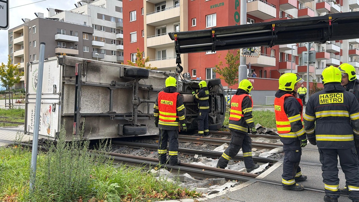 Srážka tramvaje s náklaďákem v Praze. Auto na boku zablokovalo provoz ...