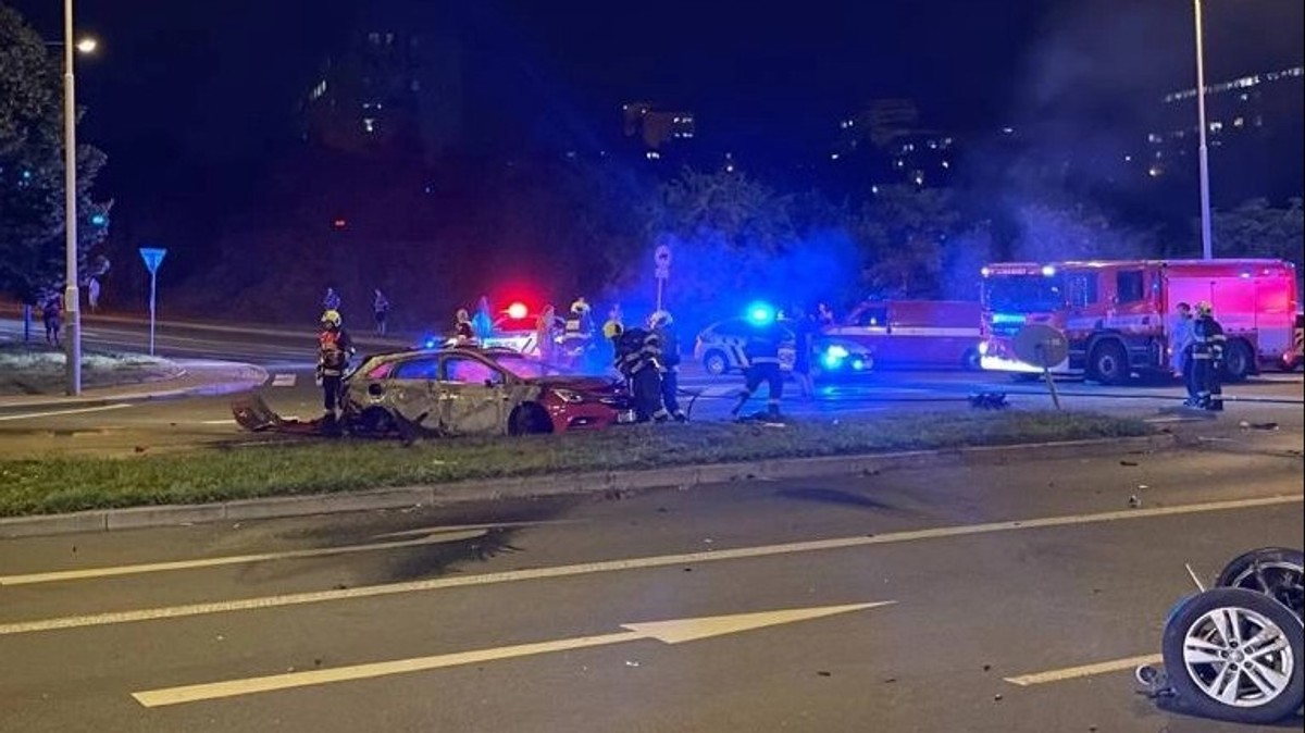 V Praze se srazila dvě auta s motorkou. Čtyři zranění, pro jednoho ...