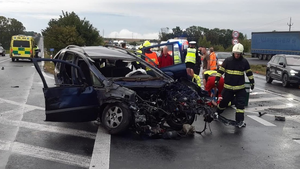 Tragická nehoda na Lounsku. Jeden člověk zemřel, další čtyři se zranili ...