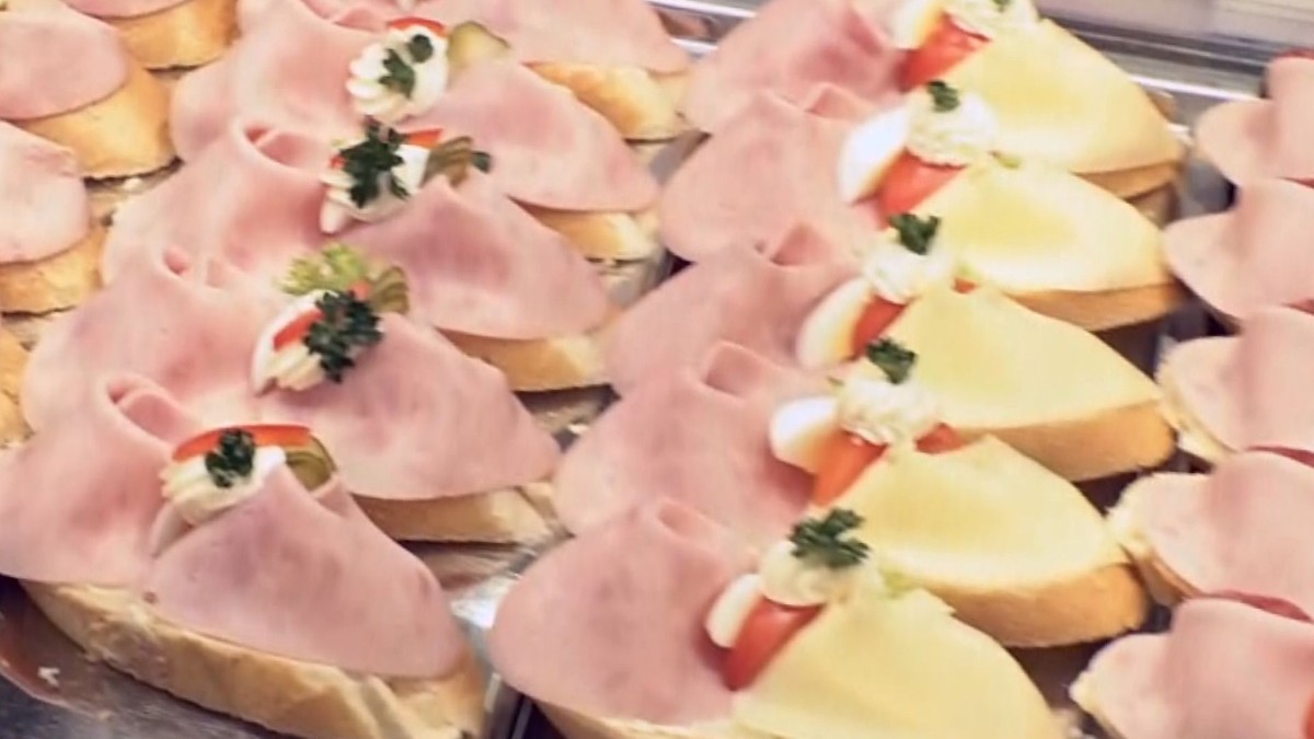 Den před Silvestrem vyrobí podnik až 4000 chlebíčků za den | TN.cz