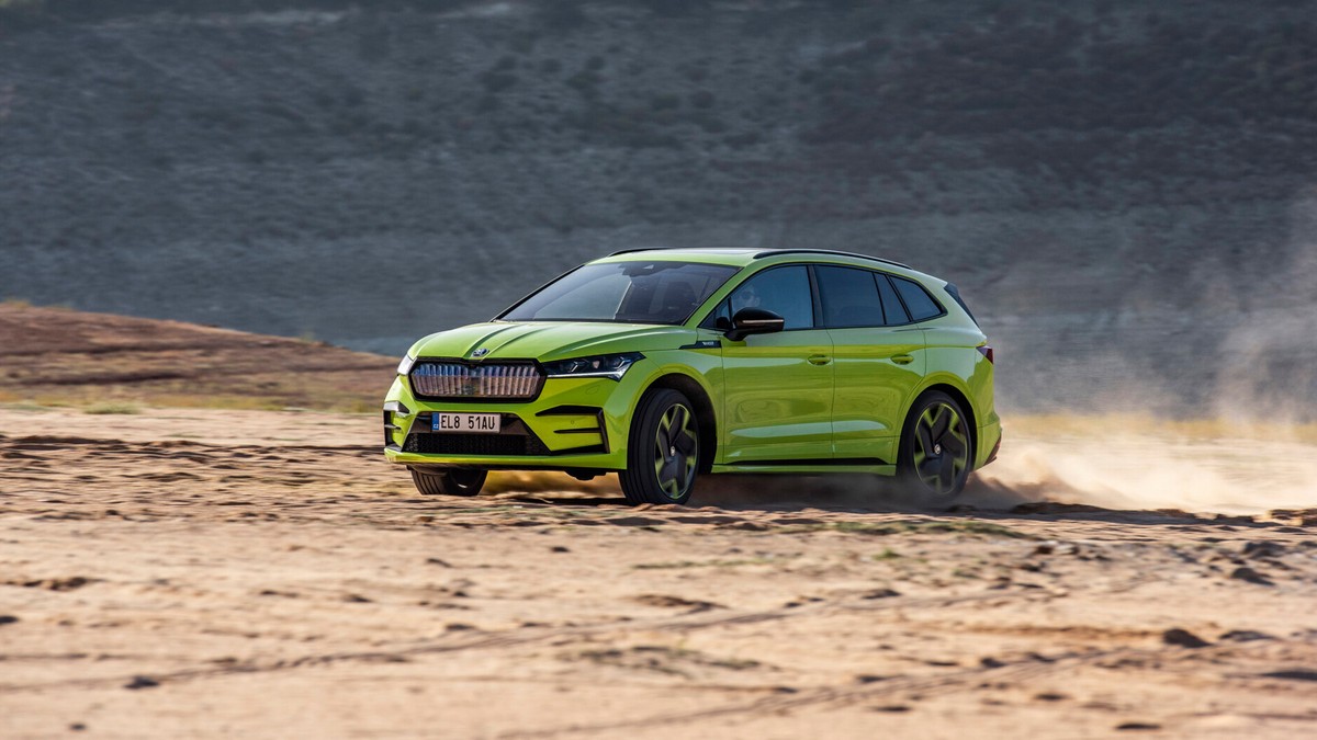 Dva motory, 300 koní a vyšší rychlost. Enyaq vyjíždí jako sportovní ...