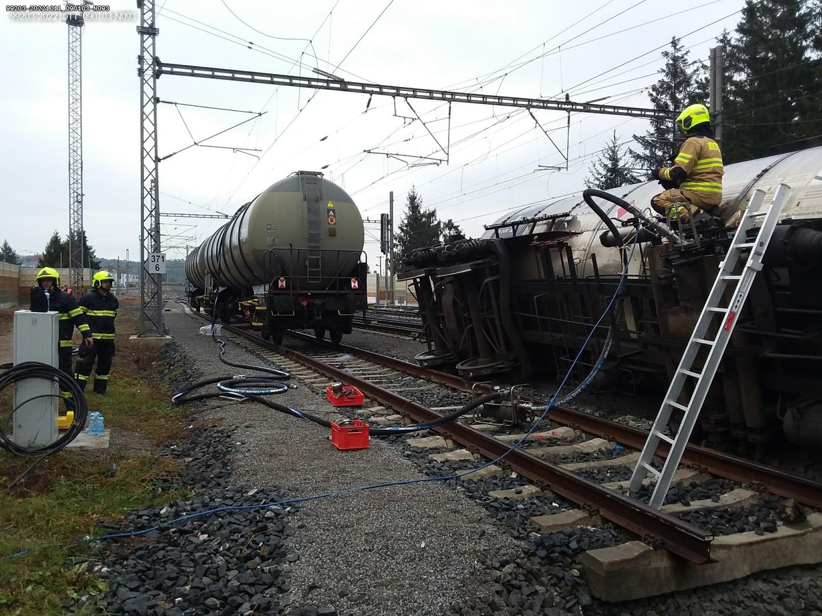 Nehoda vlaku: Hasiči přečerpávají toxický benzen. Trať bude uzavřena do ...