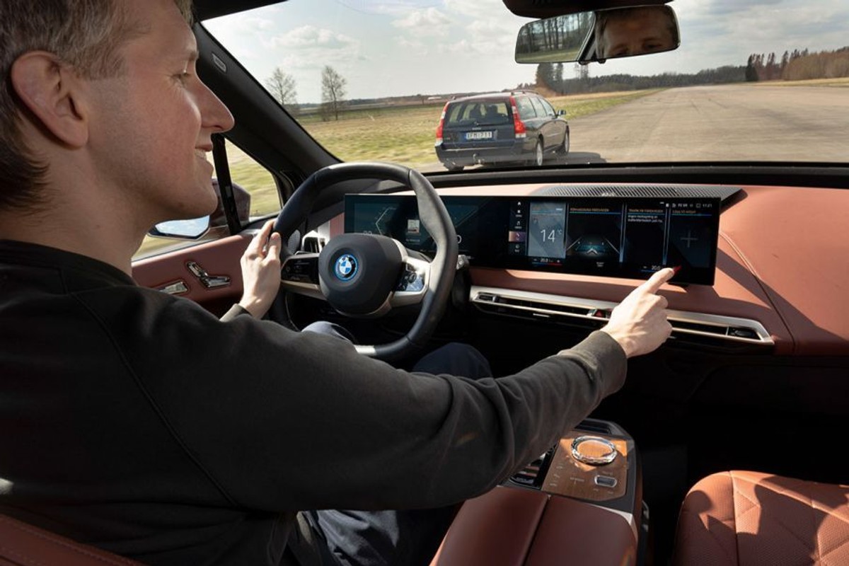 Moderní auta s dotykovými displeji hrozivě pohořela. 17 let staré volvo ...