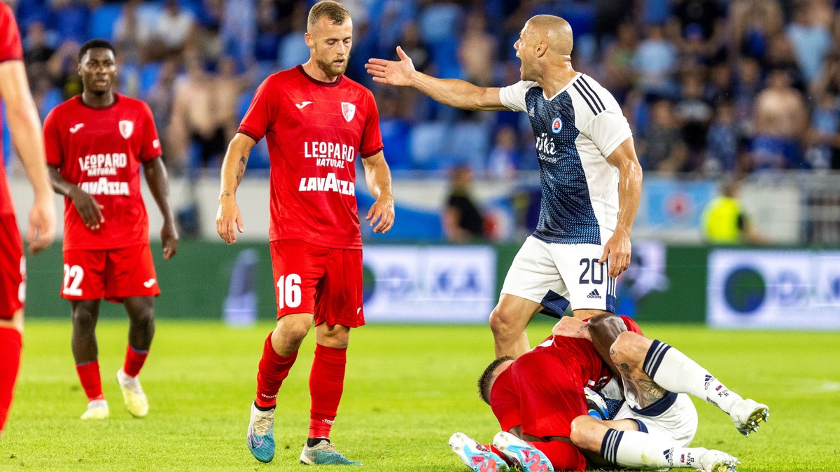 Juraj Kucka zná svůj trest za kousnutí do soupeře. Za fanoušky pyká i ...