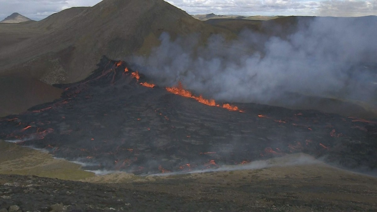 VIDEO: Na Islandu ožila sopka. Láva tryskala z pukliny blízko hlavního ...