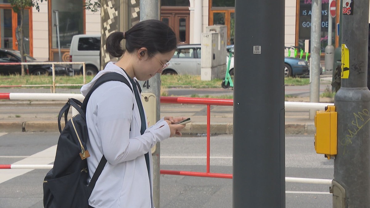 Chodce s mobilem má ochránit semafor ve vozovce | TN.cz