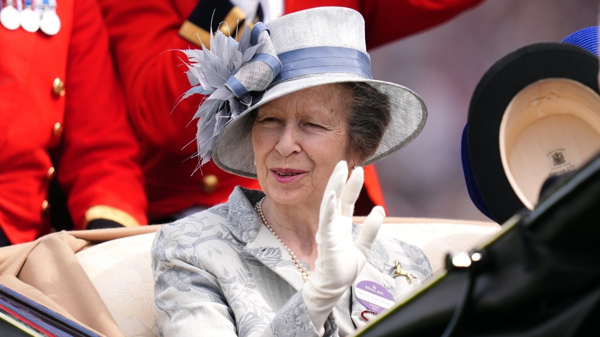 Princezna Anna je v nemocnici. Sestra britského krále se vážně zranila ...