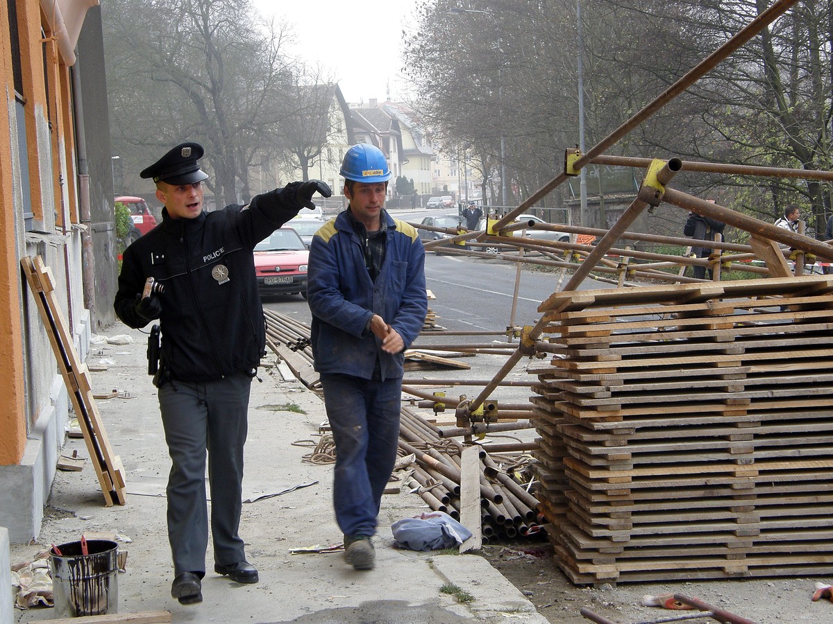 Težký úraz! Dělník se zřítil z lešení, rozlámal si ruce i nohy! | TN.cz