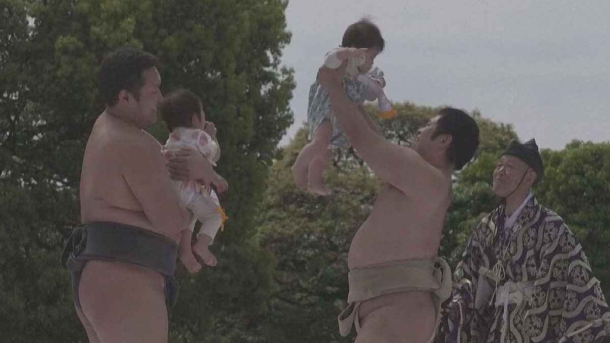 VIDEO: Japonské sumo pro malé děti. Vyhrává ten, kdo se rozpláče dřív | TN.cz