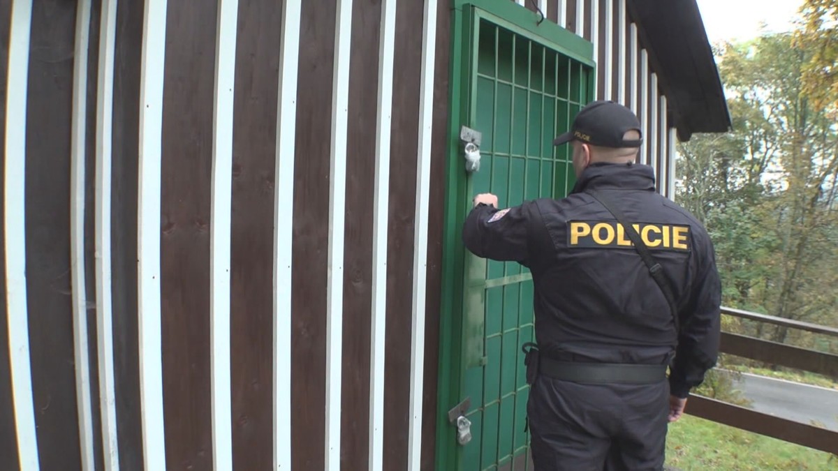 Policisté kontrolují chatové oblasti. Do hůř přístupných oblastí vyráží ...