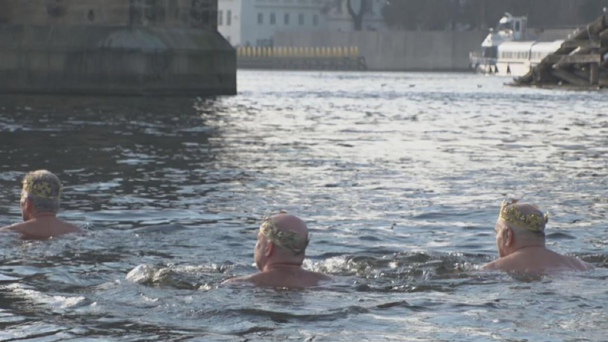 Skupina otužilců tradičně plavala ve Vltavě. Proběhl již 15. ročník ...