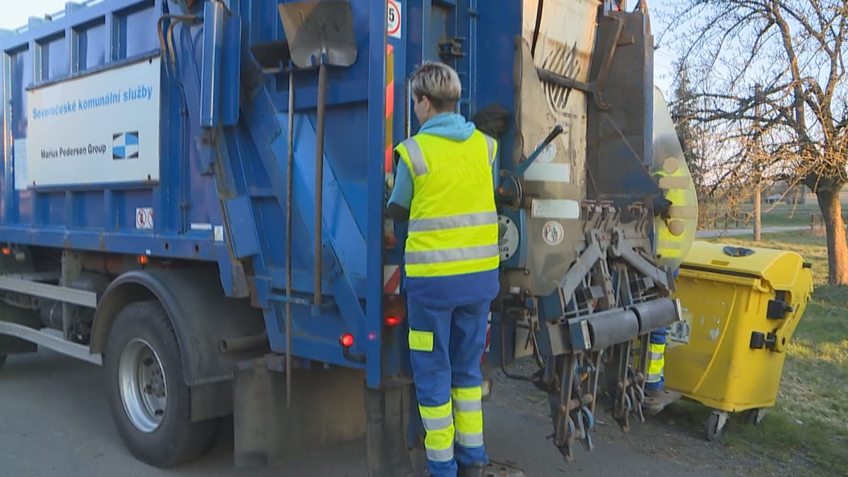 V Hrádku mají raritu, tři popelářky. Babičky jim nadšeně mávají | TN.cz