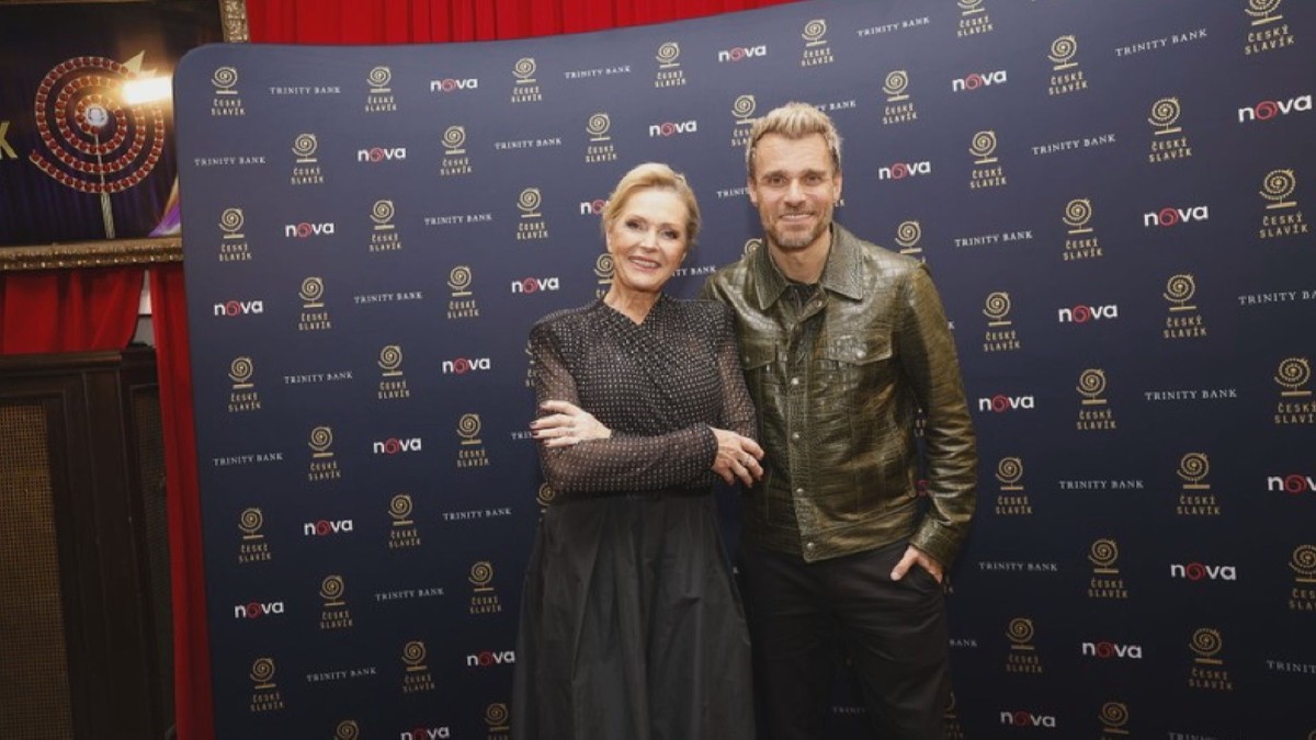 Polibky na Slavících. Stydlivý Mareš se vášnivě líbal s Vondráčkovou ...
