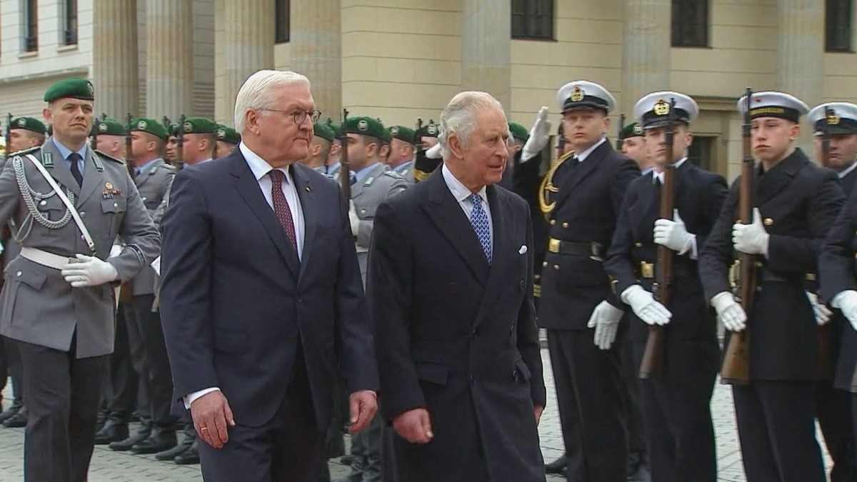 Karel III. je na první zahraniční cestě. V Německu ho čekaly tisíce ...