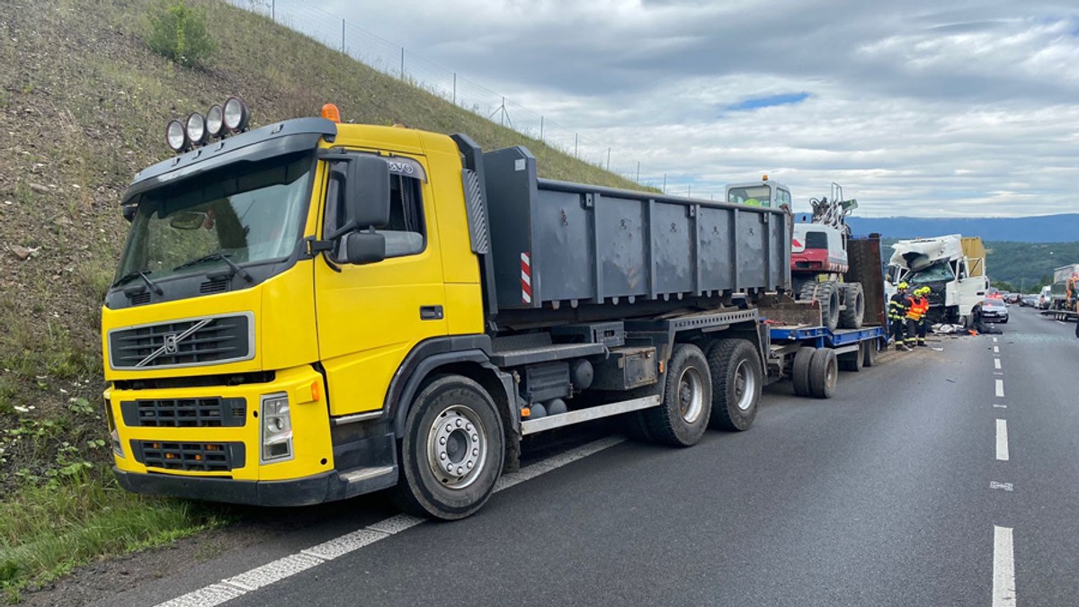 Dálnici D8 uzavřela nehoda kamionů. Jeden řidič zemřel, další se zranil ...
