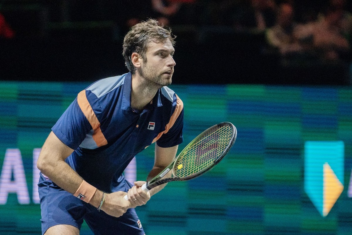 Kde byla pořadatelská služba? Divák v převleku si na tenise dělal, co ...