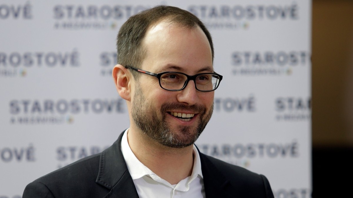 Poslanec Farský bude půl roku v USA. Měl by se vzdát funkce, zní od ...